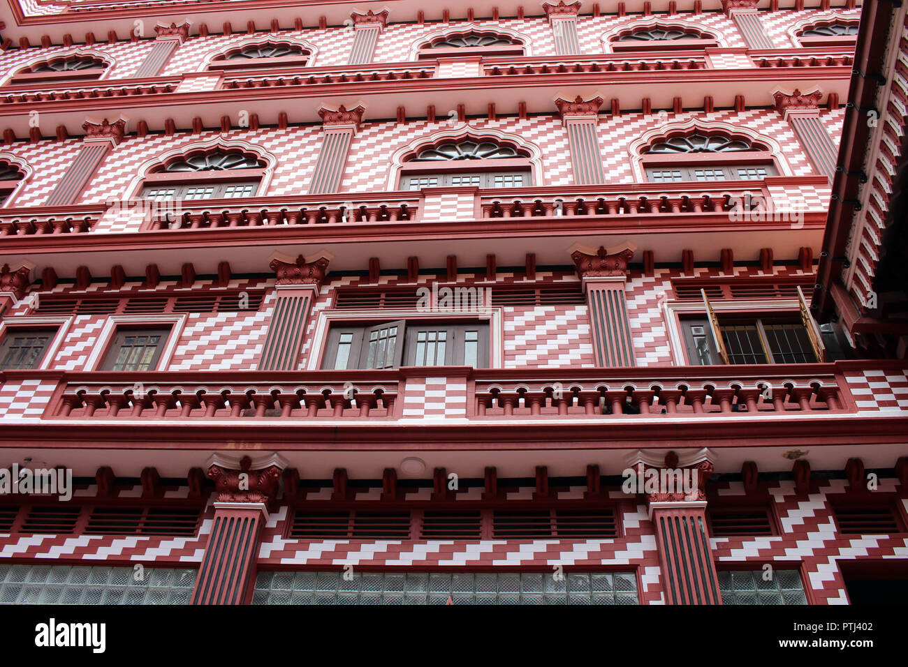 The interesting architecture of Red Mosque Jami-Ul-Alfar in Colombo ...