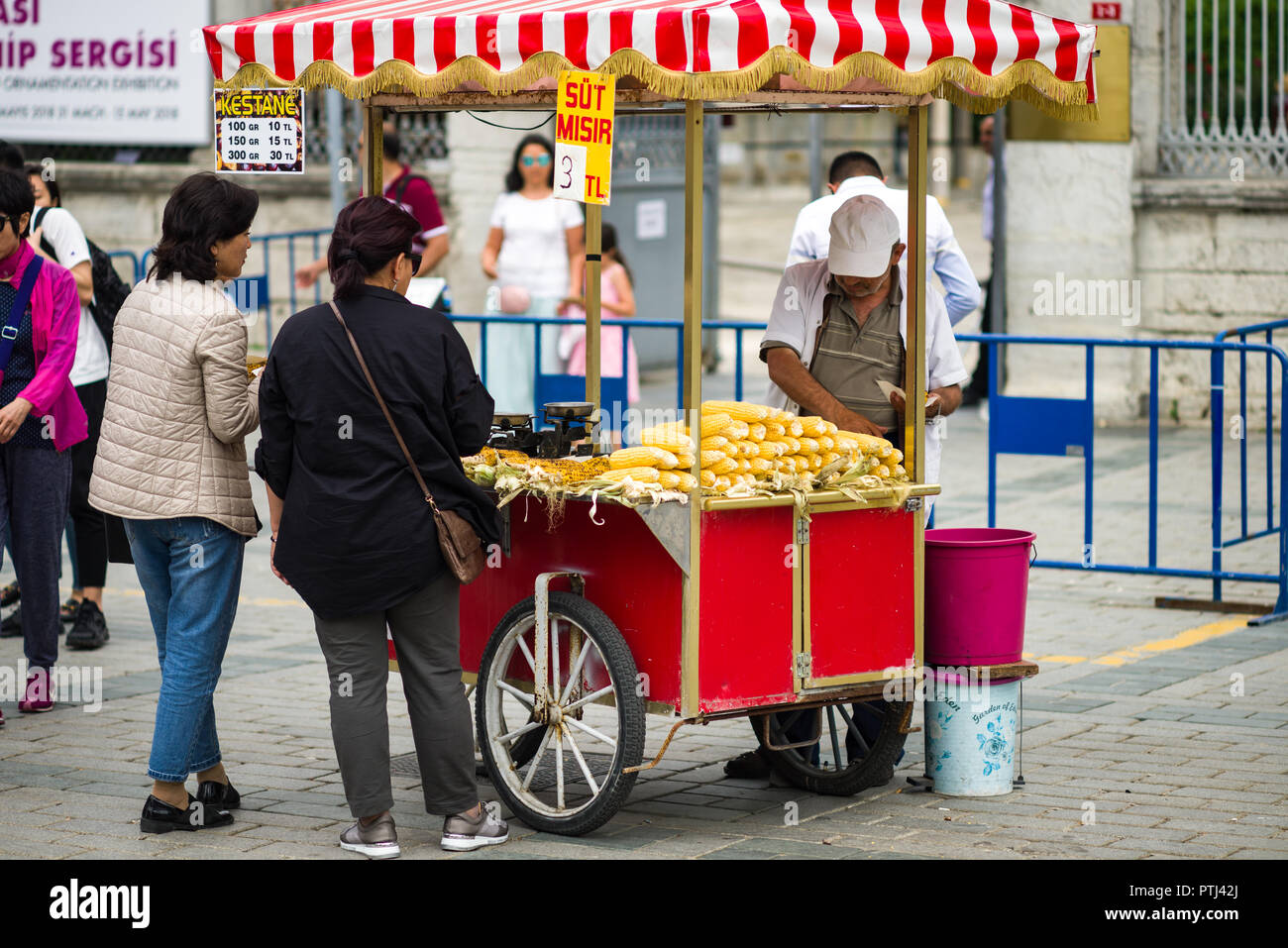 Corn on the cob food stall hi-res stock photography and images - Alamy