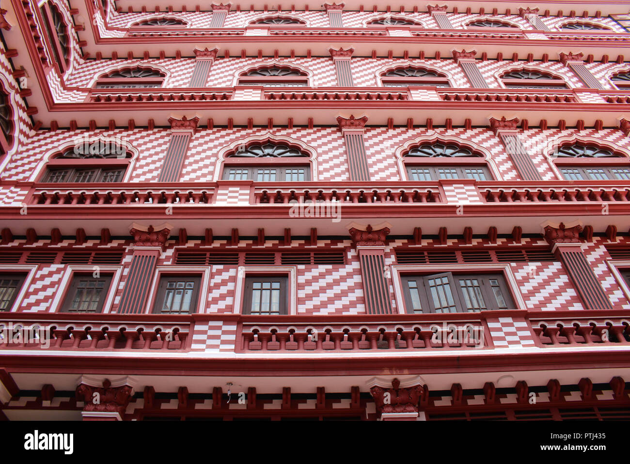 The interesting architecture of Red Mosque Jami-Ul-Alfar in Colombo ...