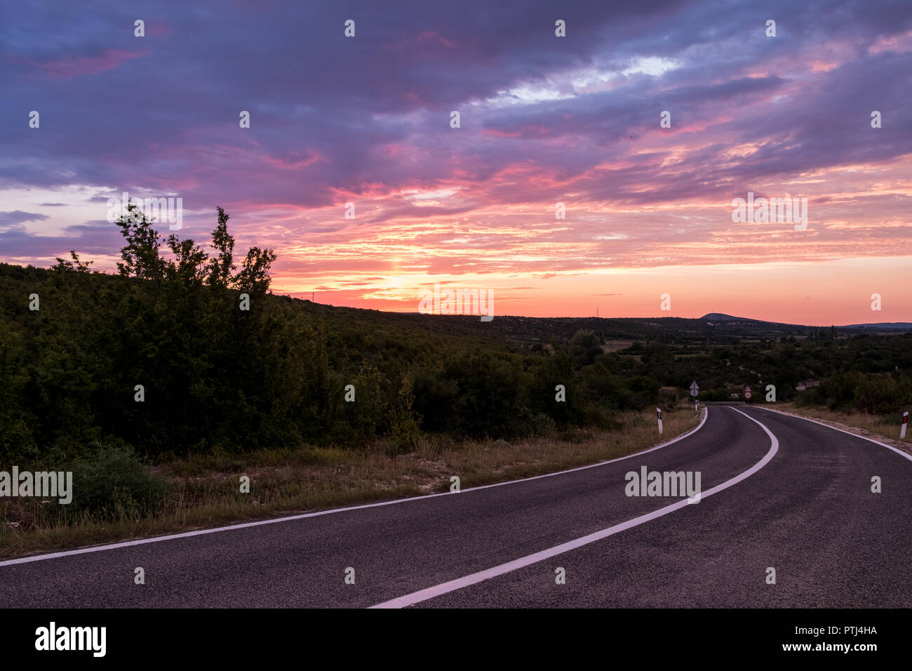 Road disappearing into the distance hi-res stock photography and images ...
