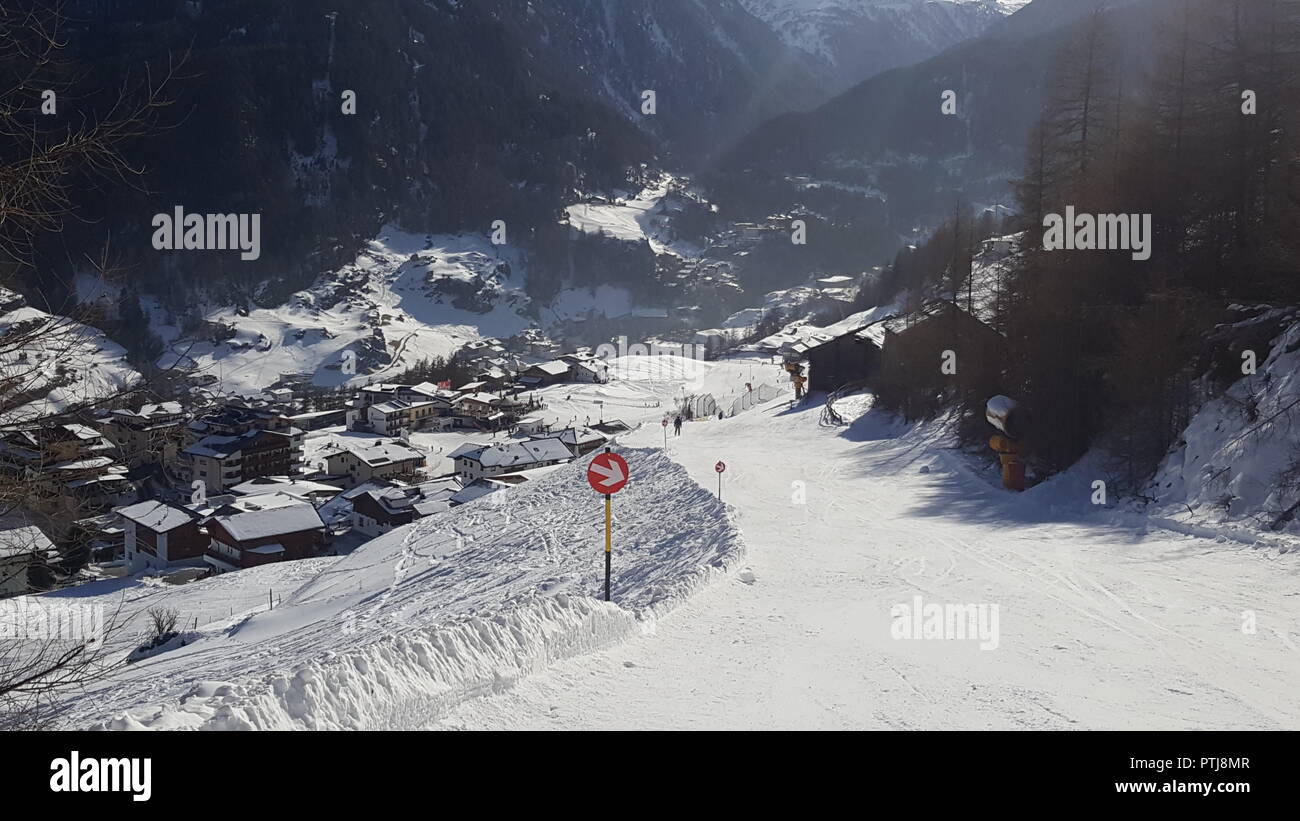 Easy skiing down the slope hi-res stock photography and images - Alamy