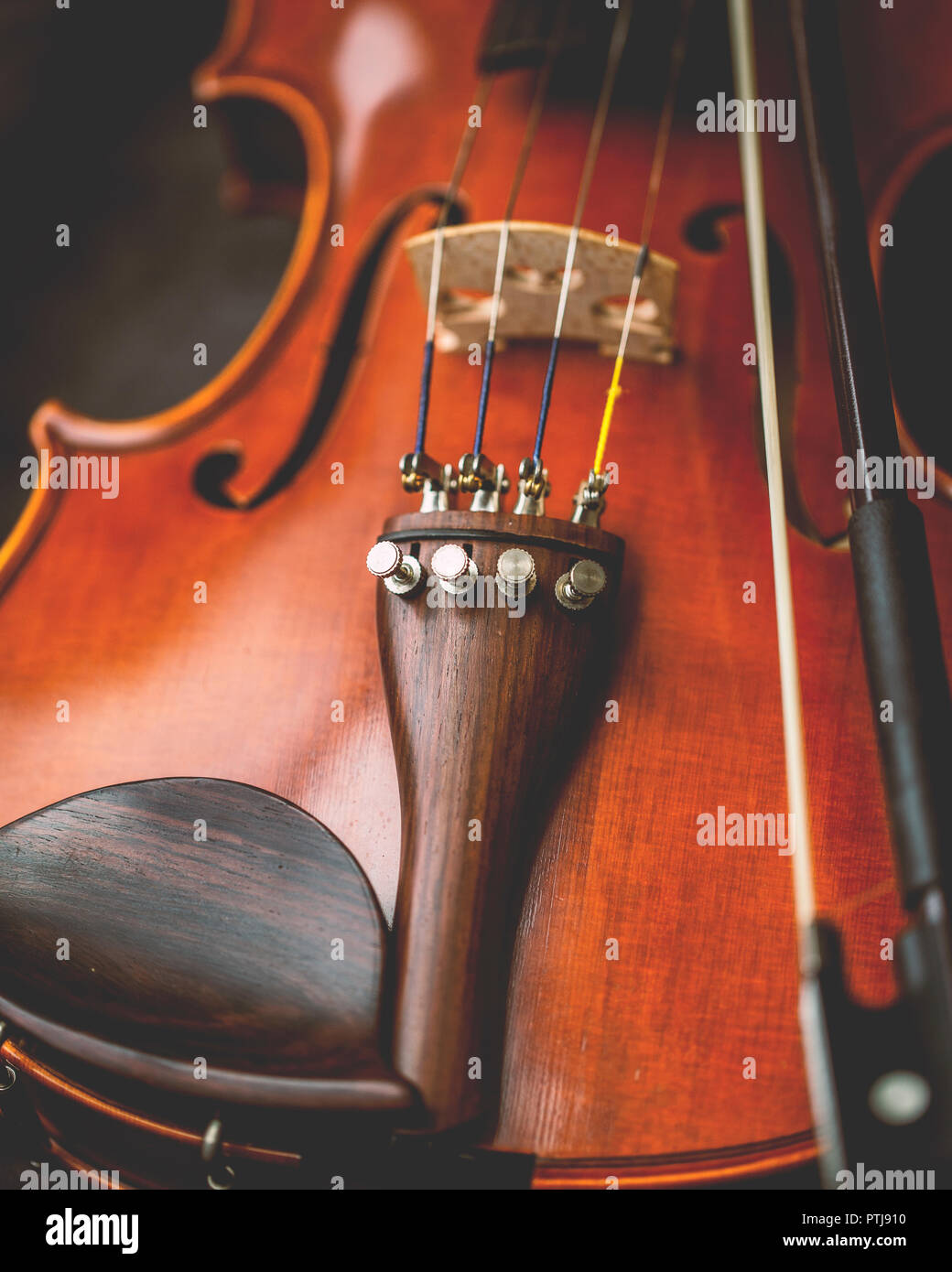 A violin with a bow isolated Stock Photo - Alamy