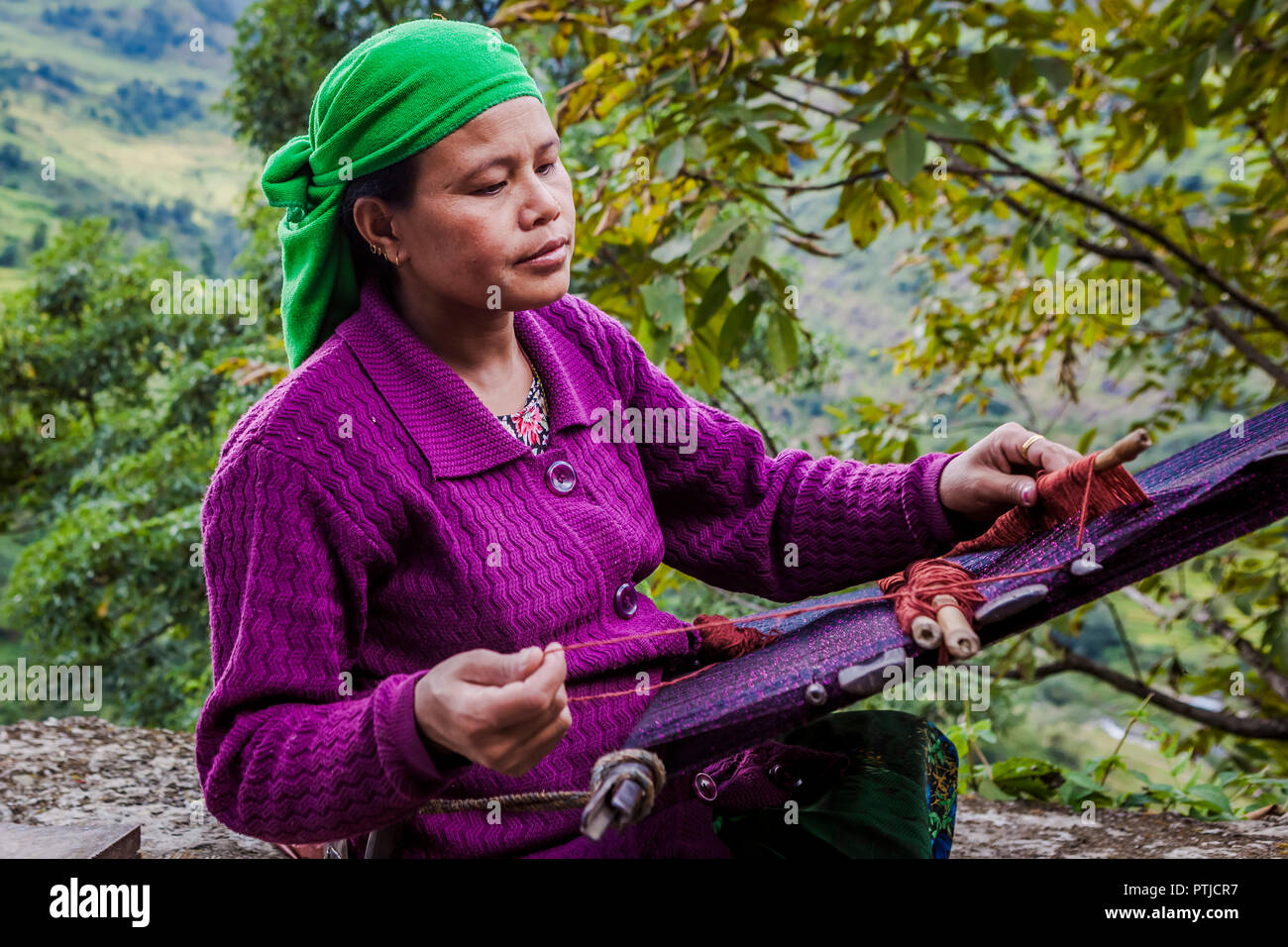 Women weaving on the Annapurna trail in Nepal Stock Photo - Alamy