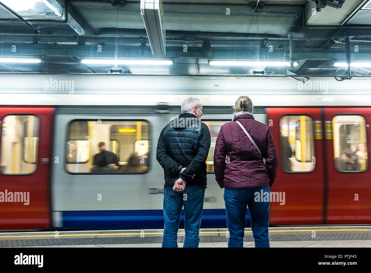 Passengers waiting for tube hi-res stock photography and images - Alamy