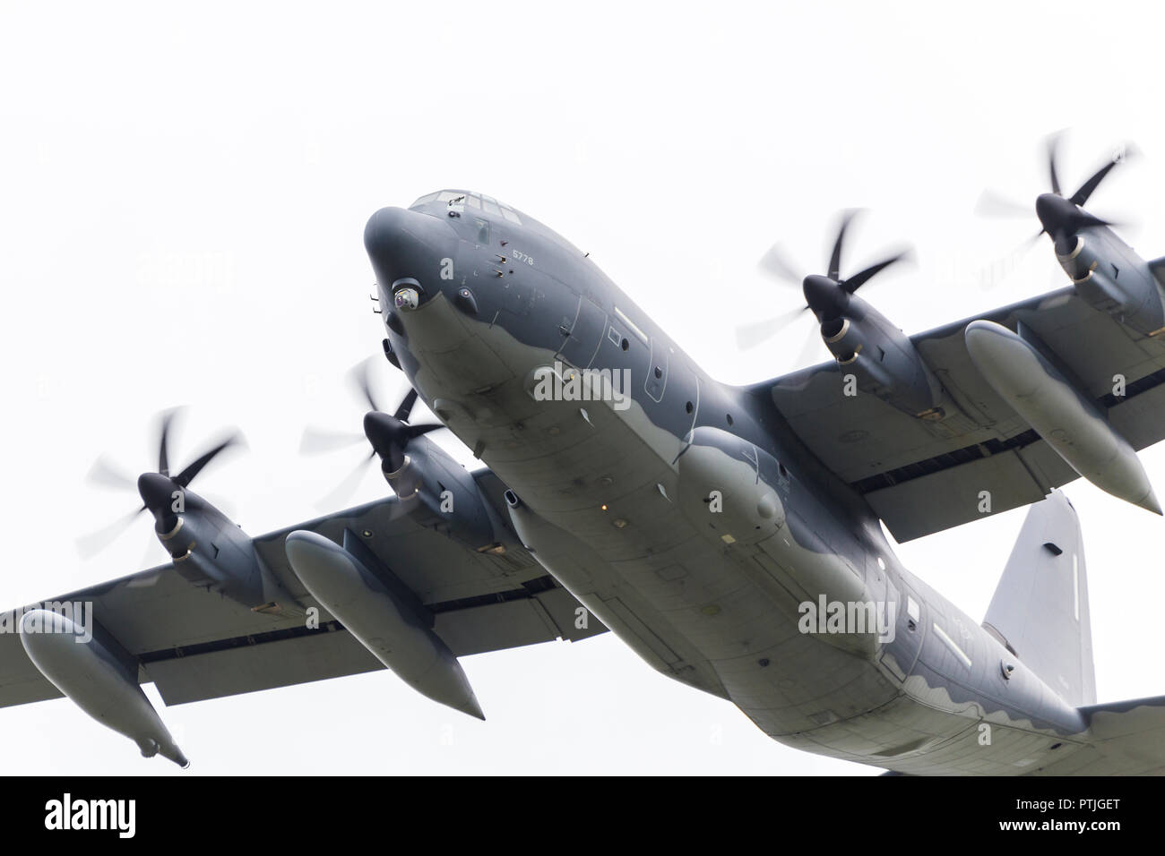 Raf hercules aircraft hi-res stock photography and images - Alamy