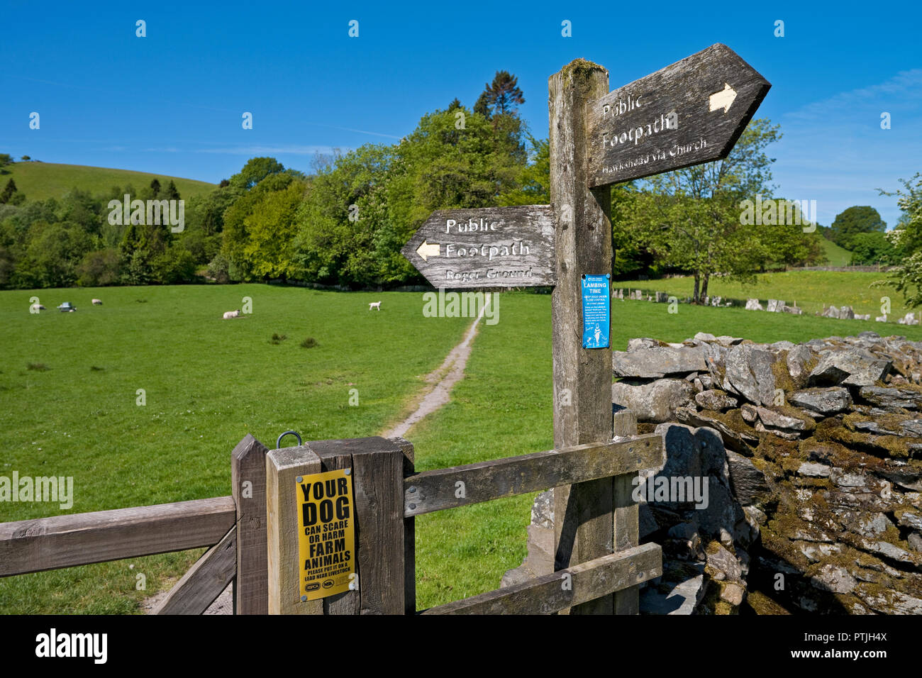 Public footpath signs hi-res stock photography and images - Alamy