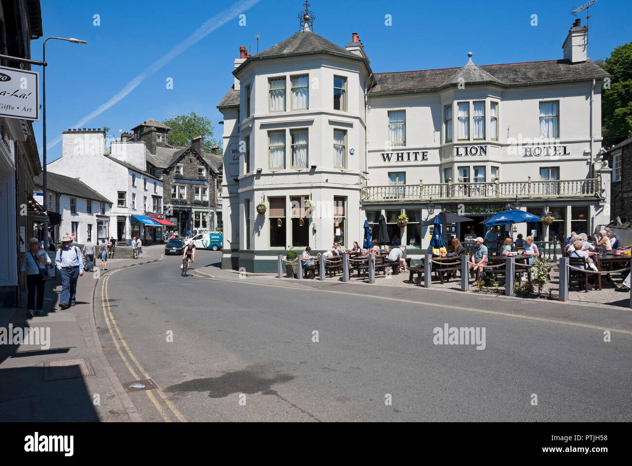 White Lion Hotel and Shops in Ambleside Stock Photo - Alamy