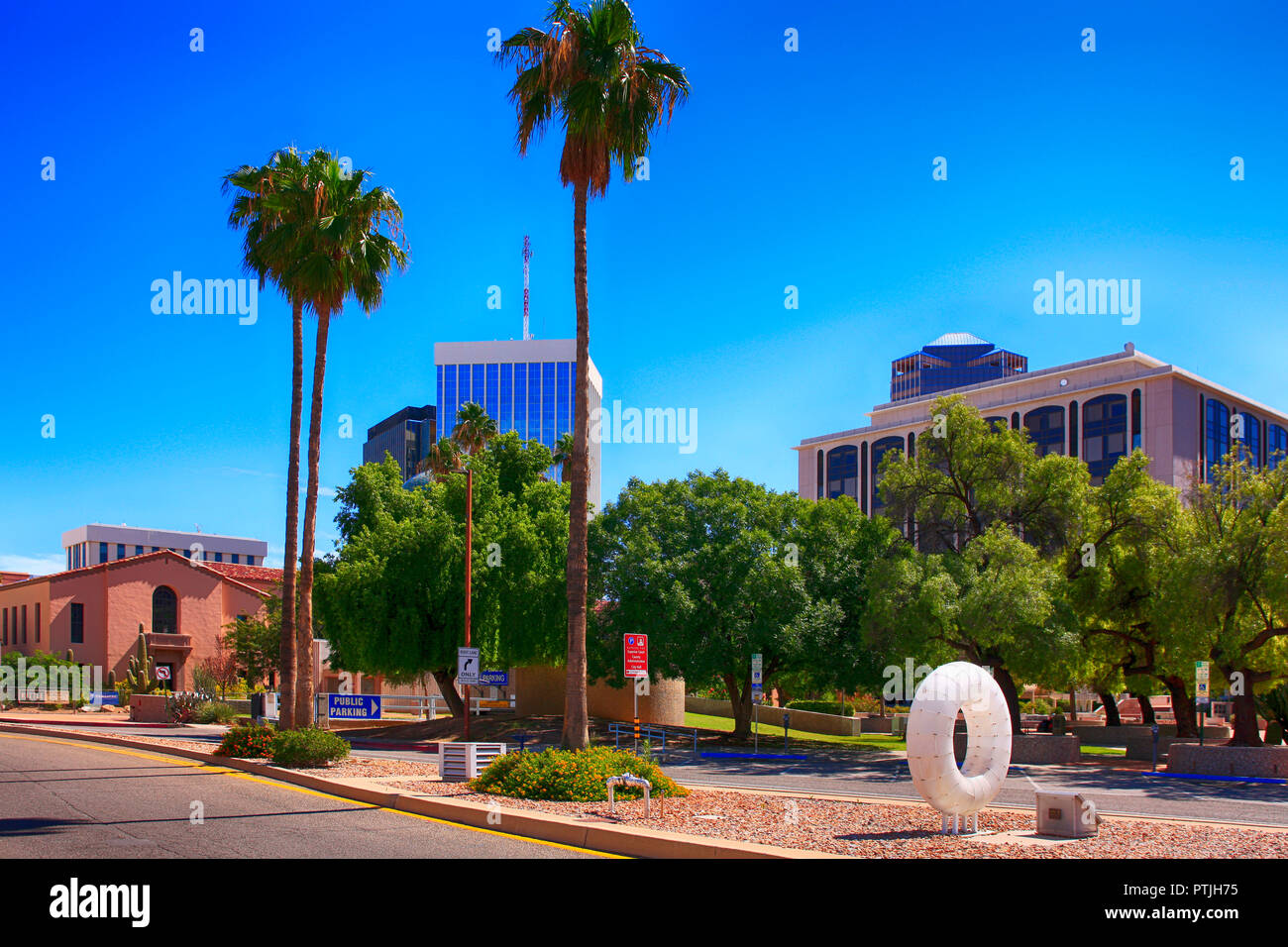 Street median hi-res stock photography and images - Alamy