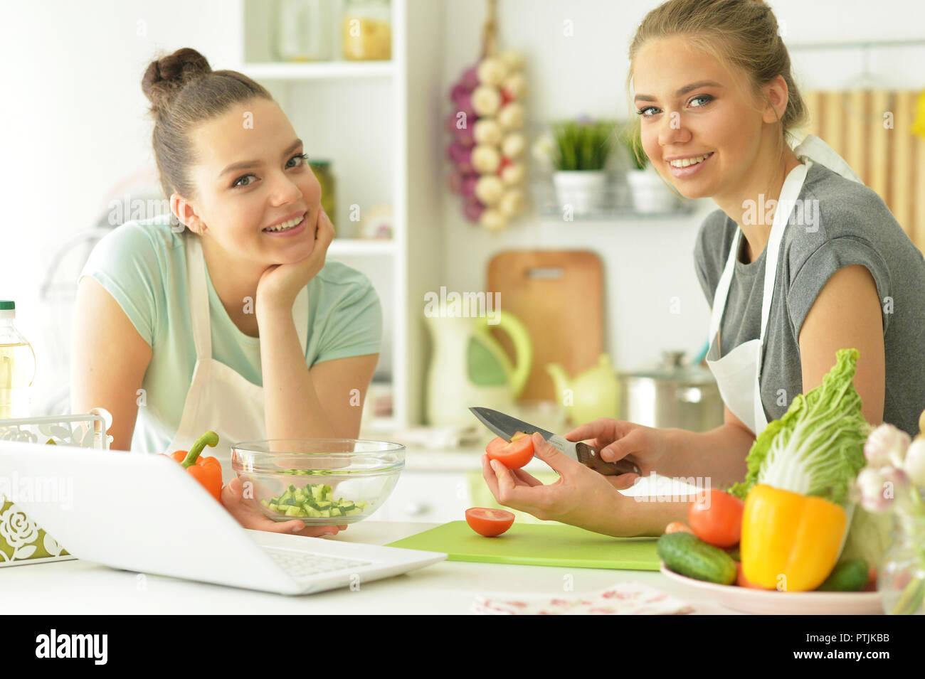Portrait of girlfriends in the kitchen cook Stock Photo - Alamy