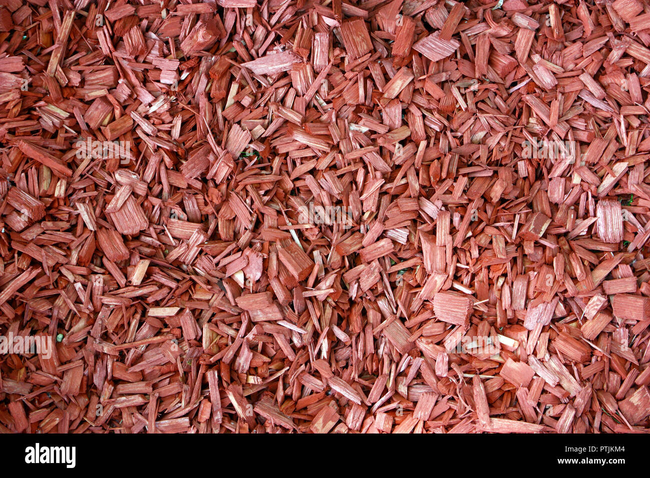 Texture of mulch. Natural background of wood chips Stock Photo - Alamy