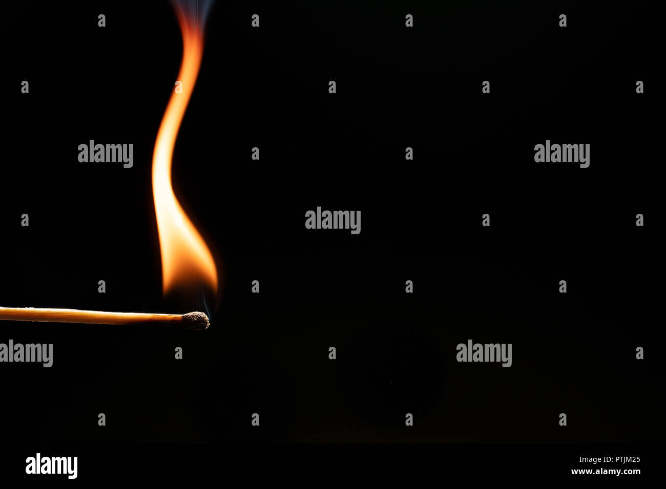 burning match, brennendes Streichholz Stock Photo - Alamy
