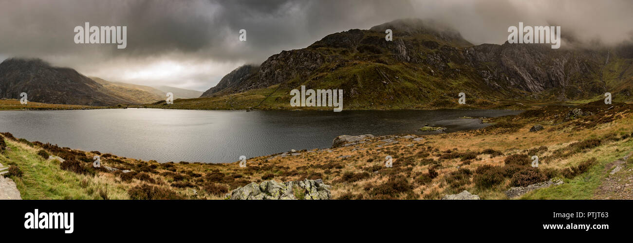 Cwm idwal devils kitchen hi-res stock photography and images - Alamy