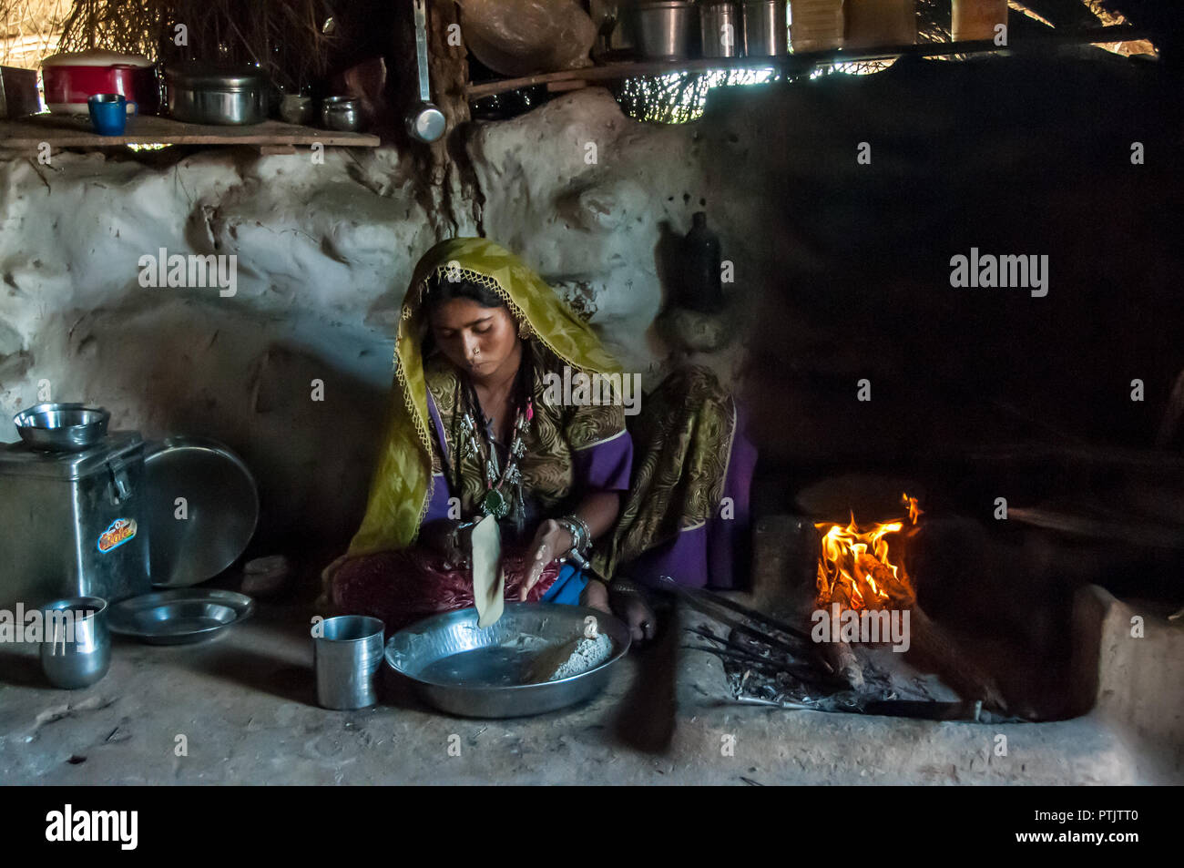 Chapati with lentils hi-res stock photography and images - Alamy