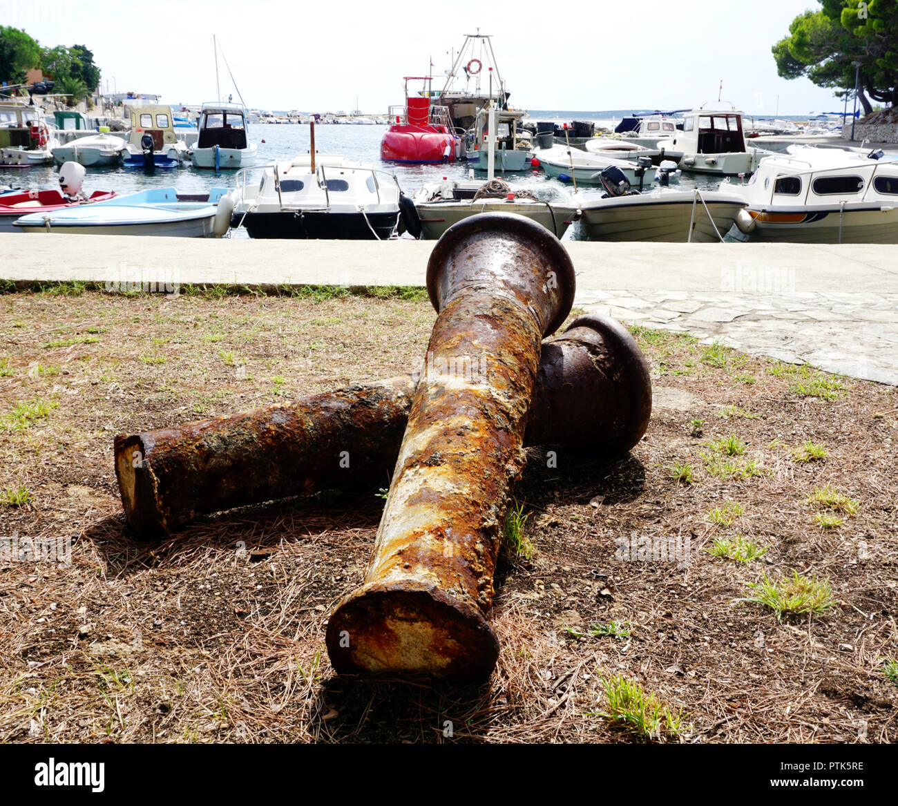 Old steel mooring bollard hi-res stock photography and images - Alamy