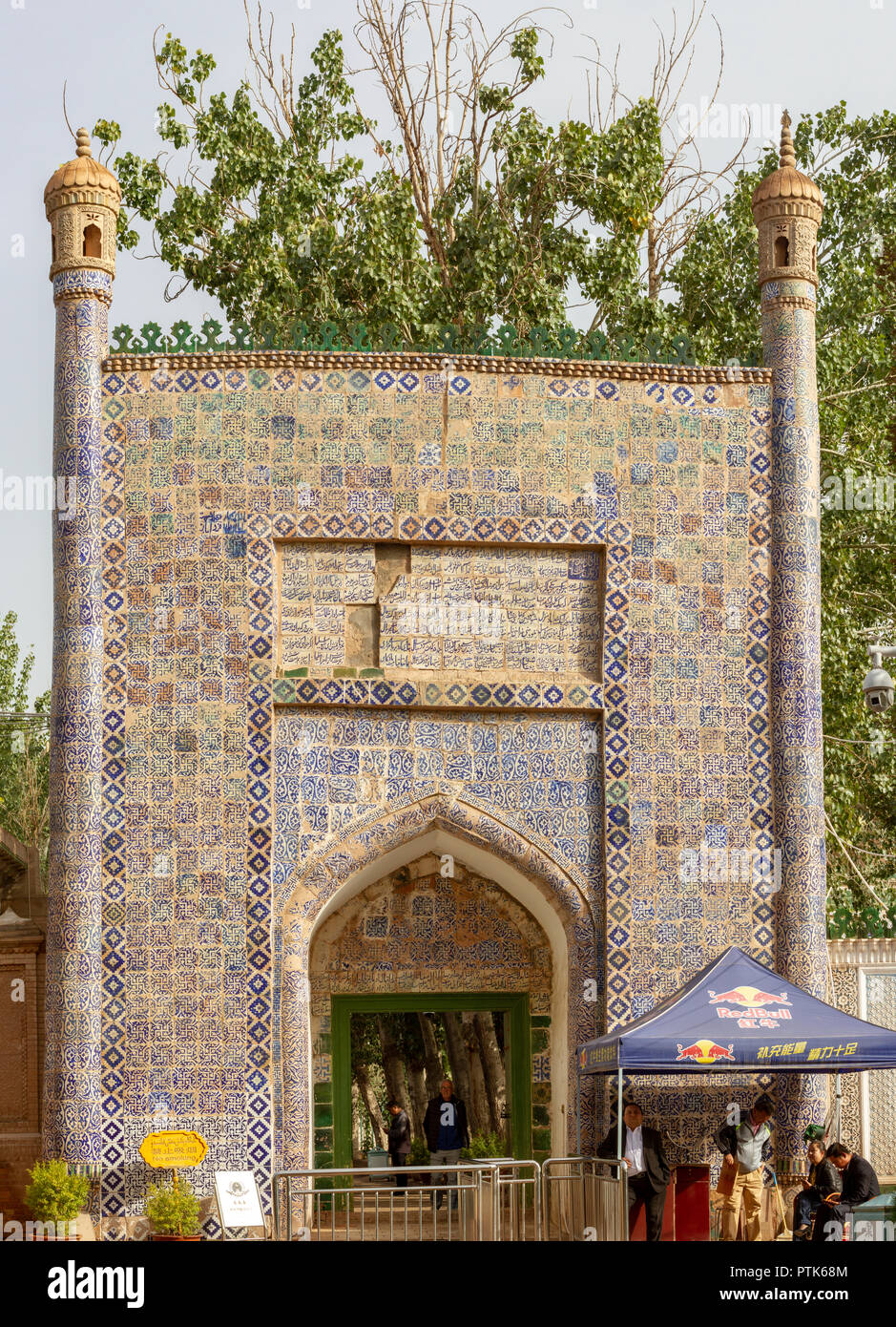 Kashgar, Xinjiang, China - September 15, 2018 : Entrance gate to Tomb ...