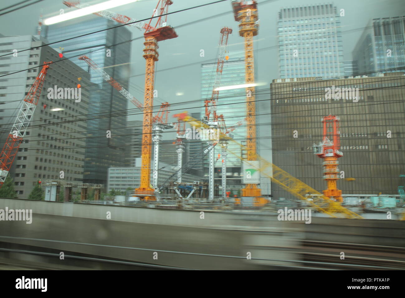 Tokyo buildings in construction : A view of the business district from ...