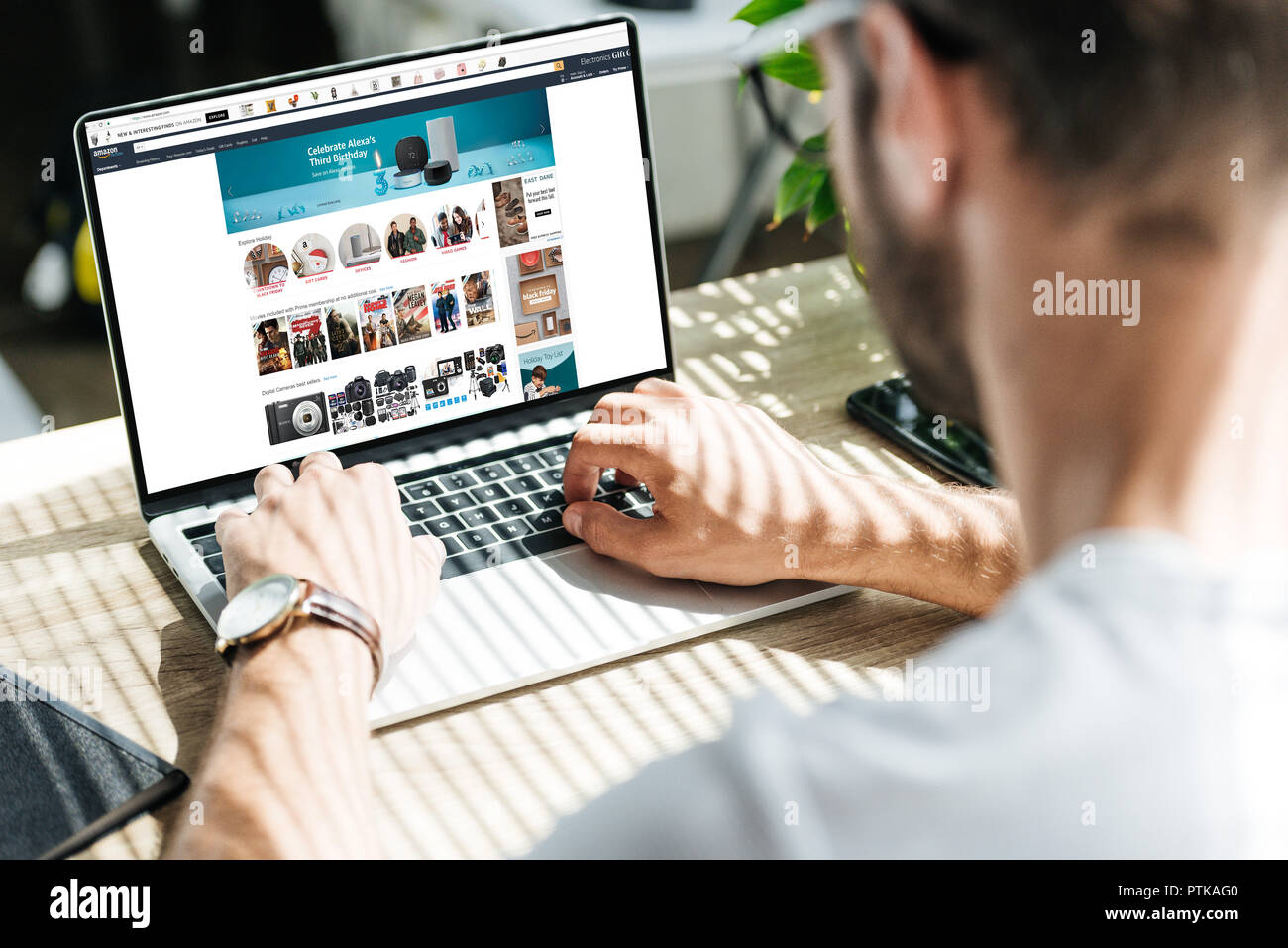 Amazon website hi-res stock photography and images - Alamy
