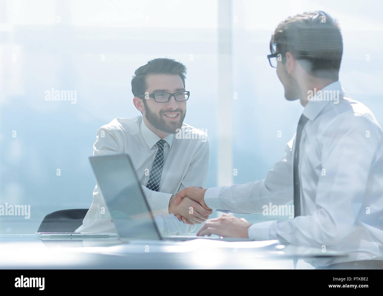 employees shaking hands at the Desk Stock Photo - Alamy