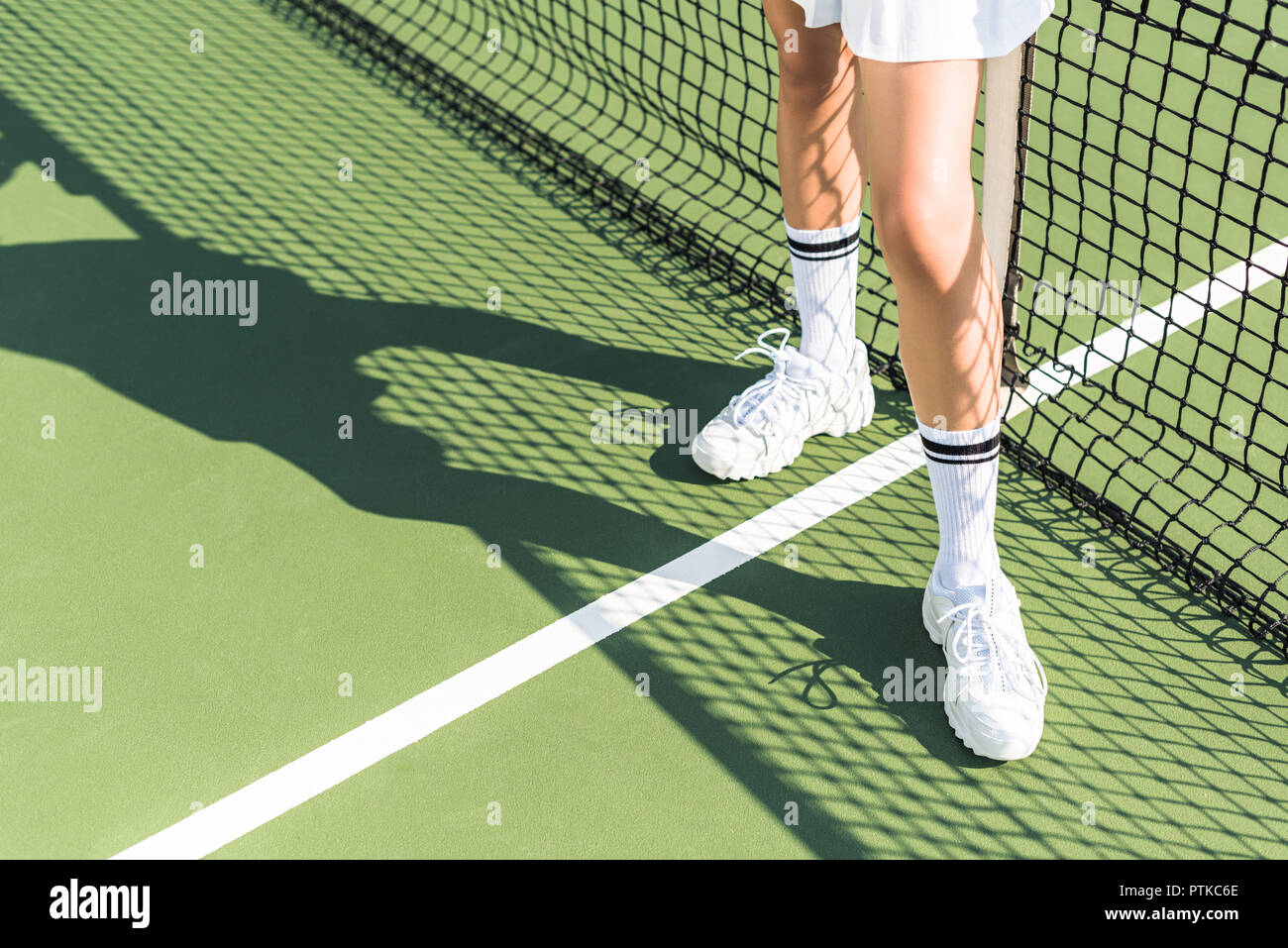 Tennis player alone on court hi-res stock photography and images - Alamy