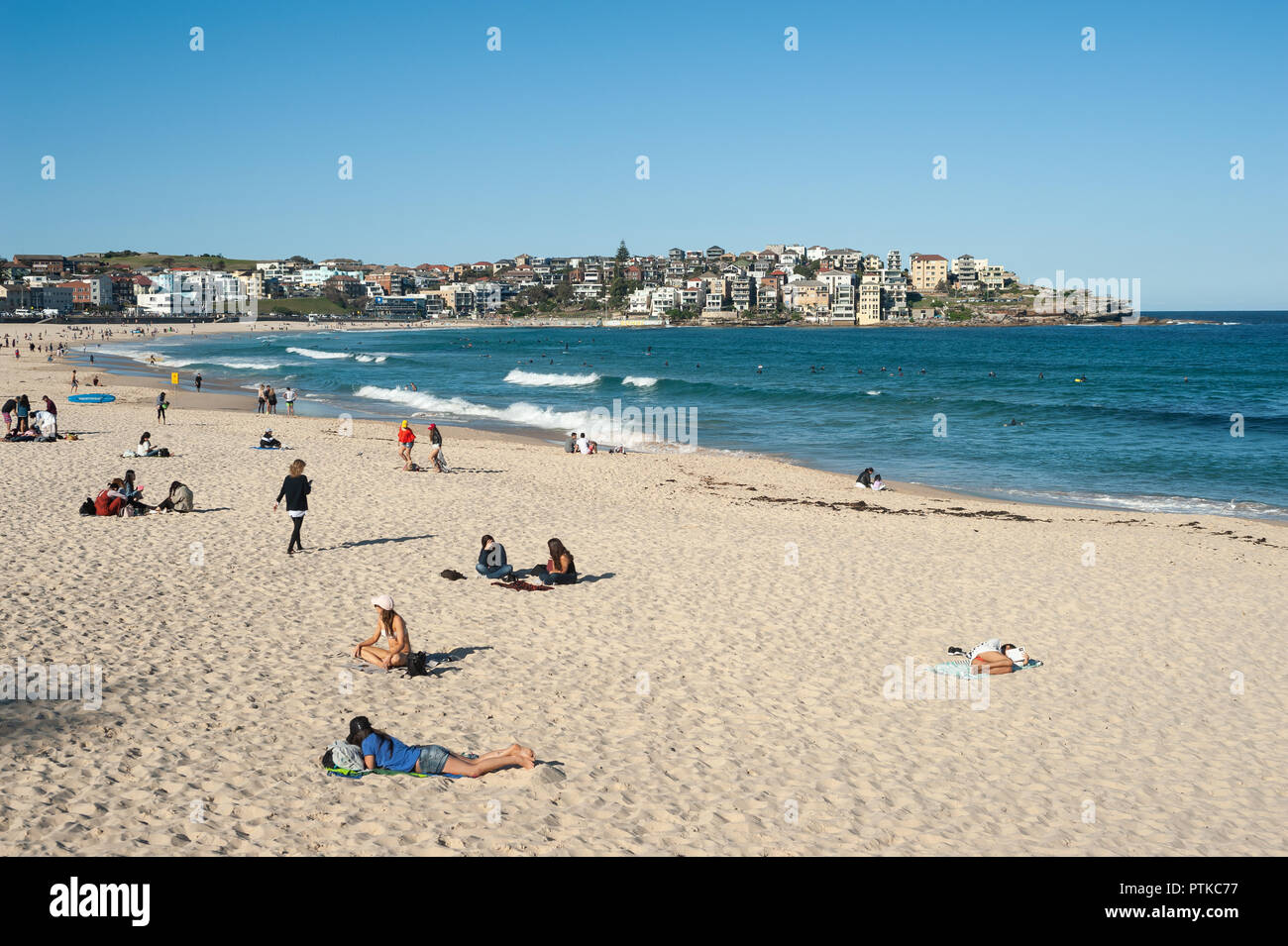 21.09.2018, Sydney, New South Wales, Australia - People relax at Sydney ...