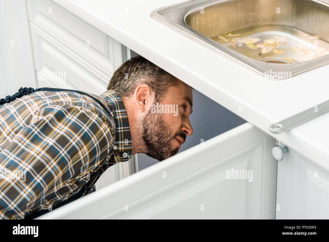 Broken sink hi-res stock photography and images - Alamy
