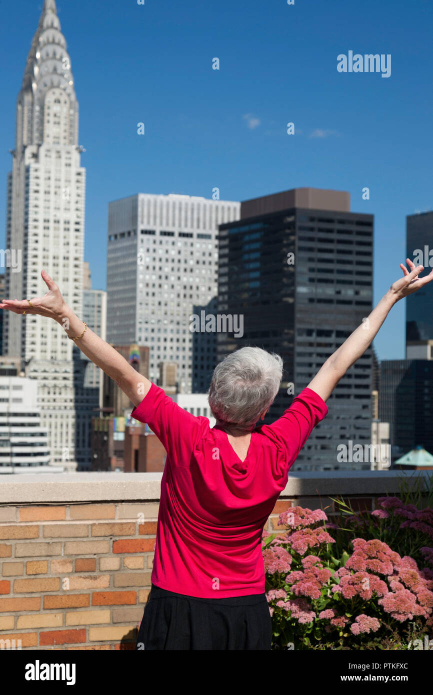 Mature woman nyc skyline hi-res stock photography and images - Alamy