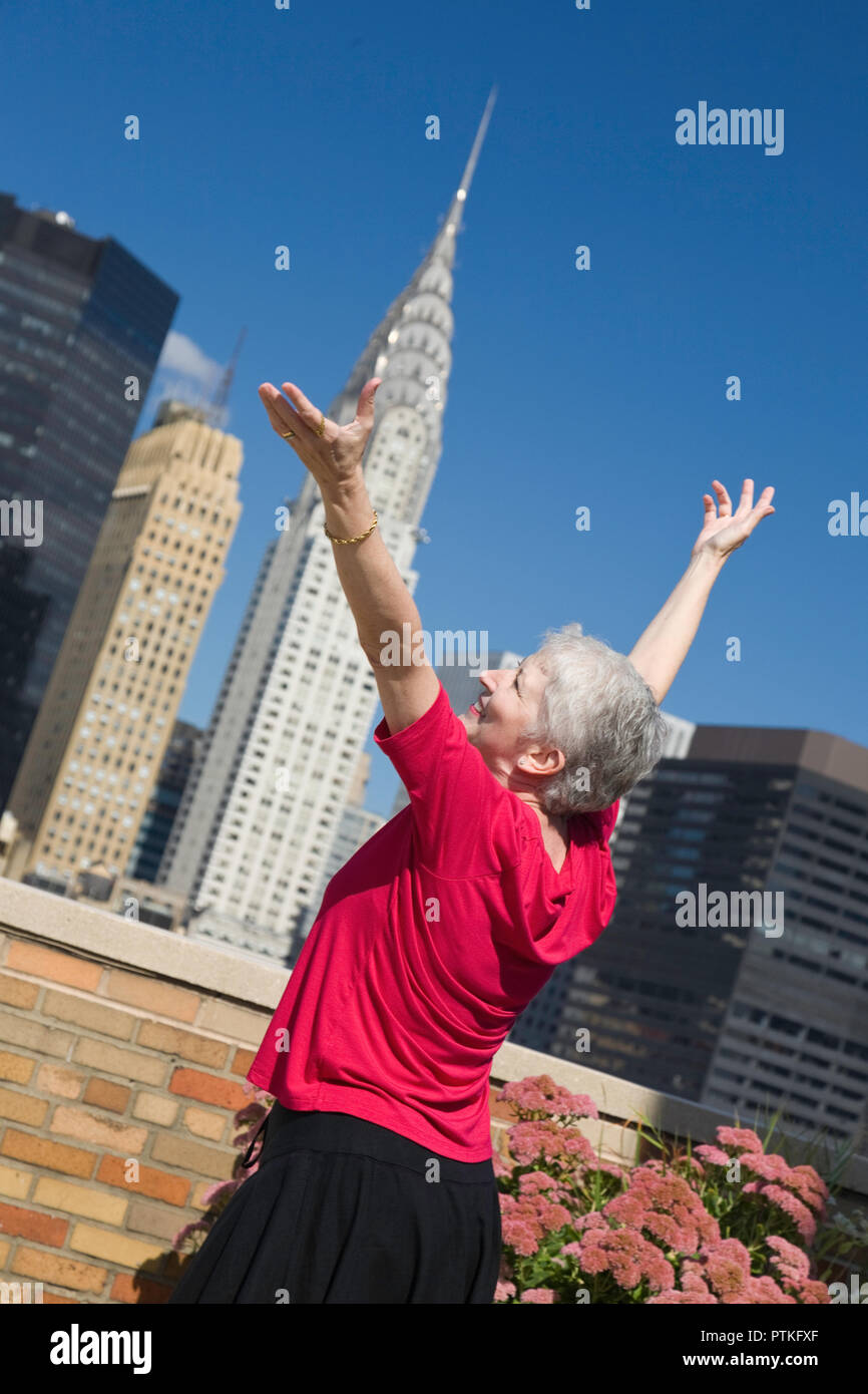 Mature woman nyc skyline hi-res stock photography and images - Alamy