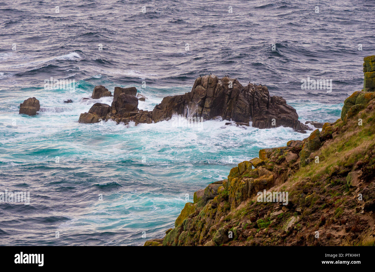 Waves hitting against rocks hi-res stock photography and images - Alamy