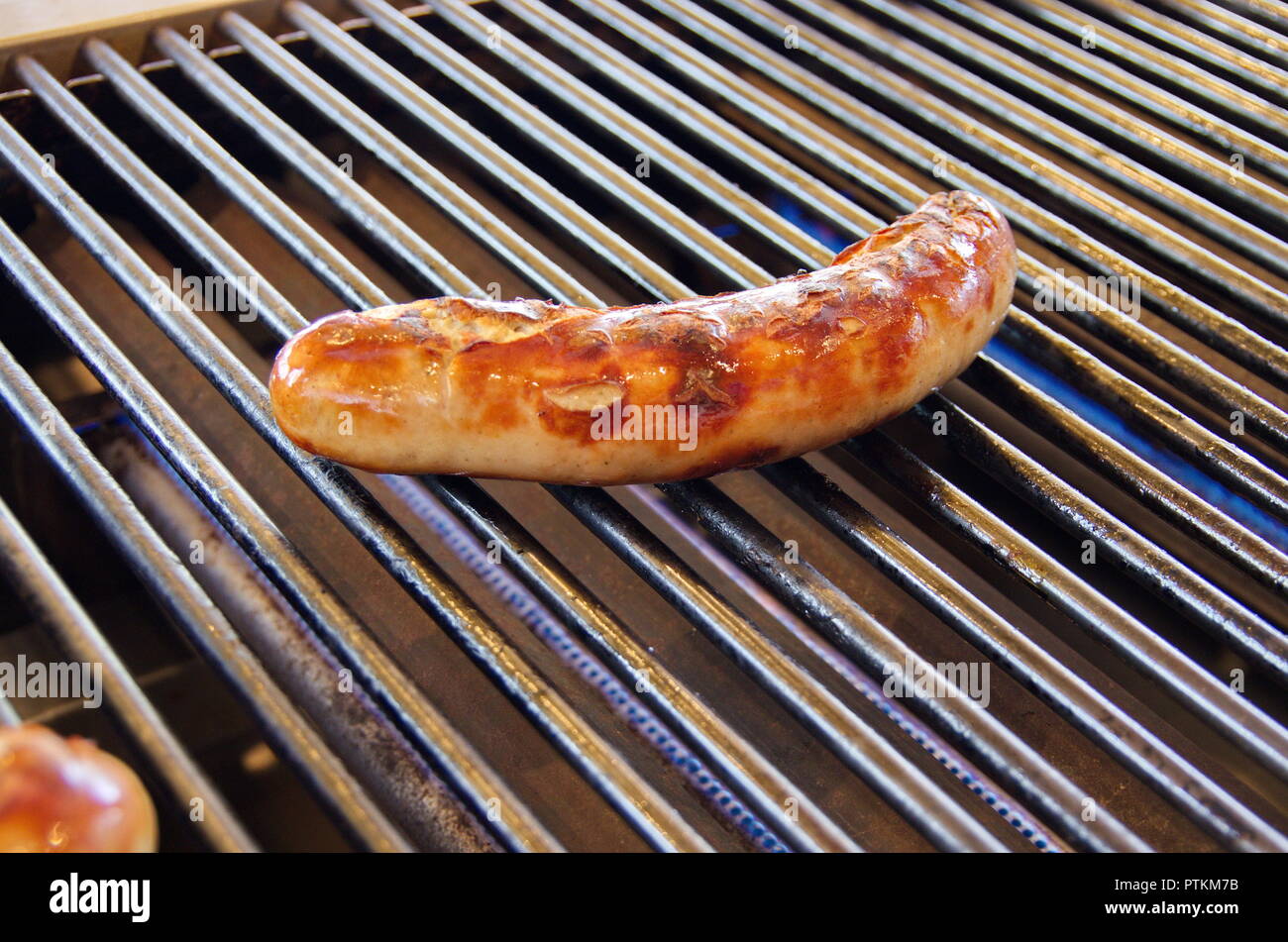 Bratwurst auf dem Grill Stock Photo - Alamy