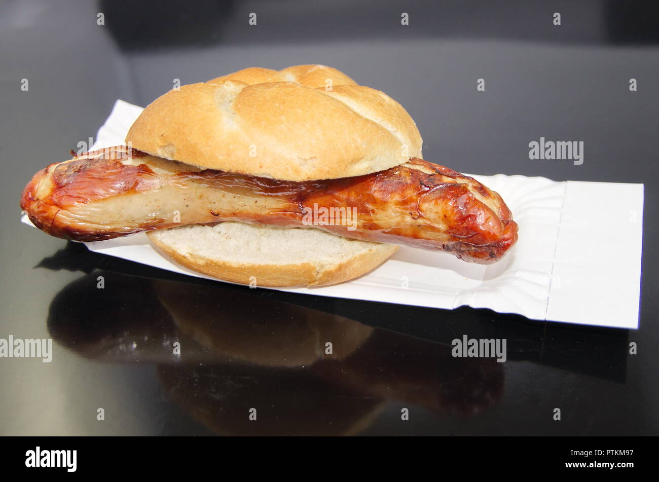 Bratwurst im brotchen hi-res stock photography and images - Alamy