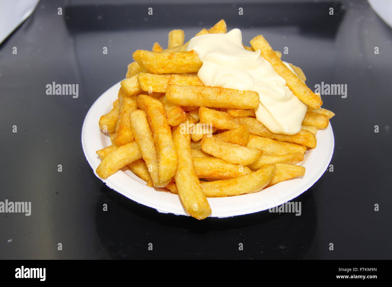 Teller mit großer Pommes Mayo Stock Photo - Alamy