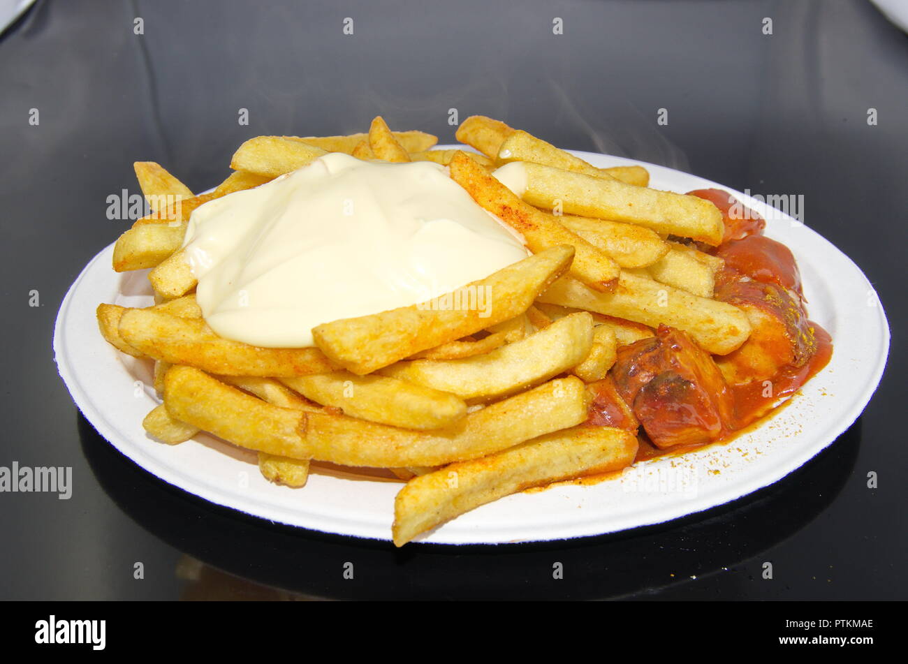 Pommes Mayo mit Currywurst Stock Photo - Alamy