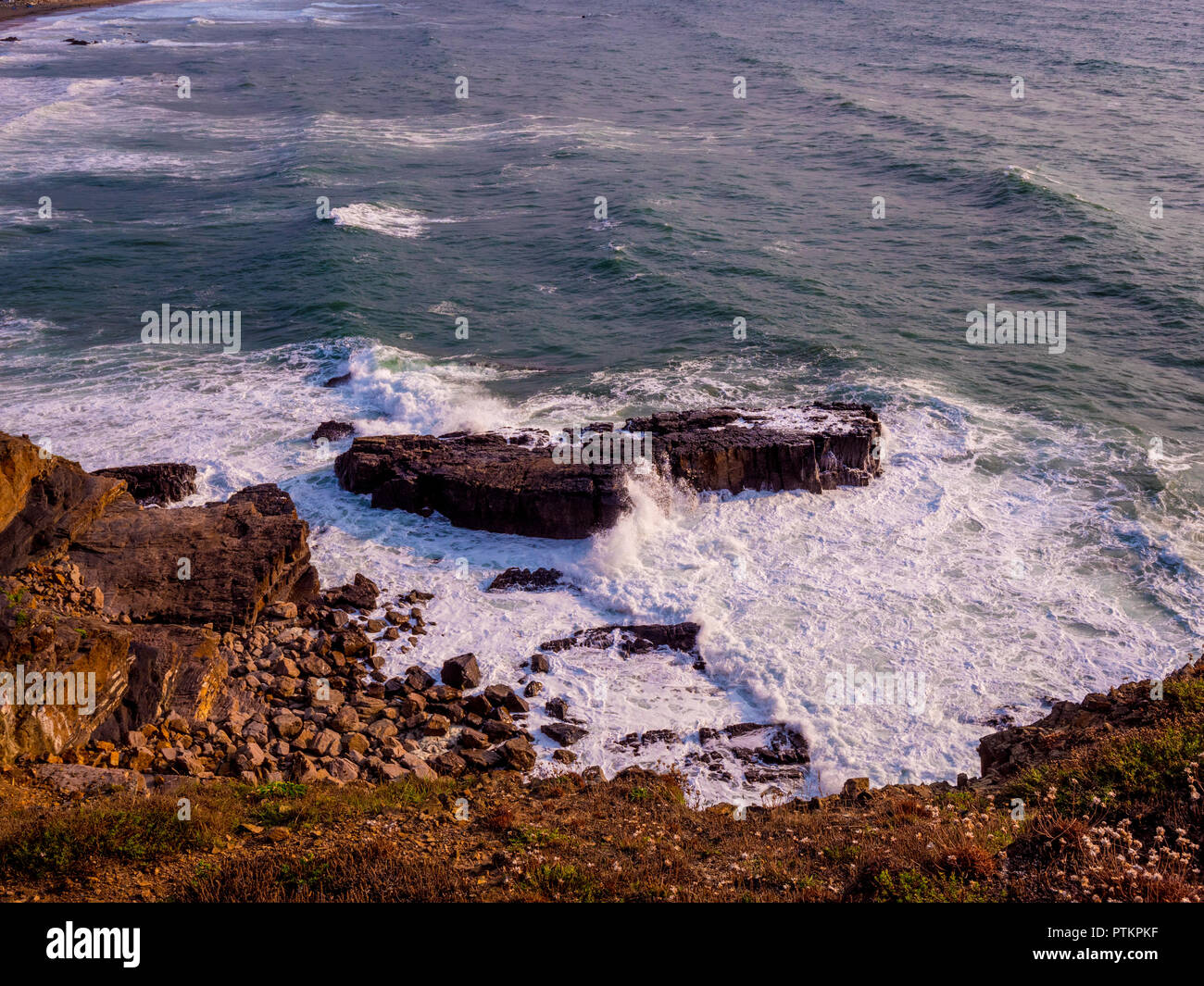 Wild Ocean Water hitting against rocks - a refreshing scene Stock Photo ...