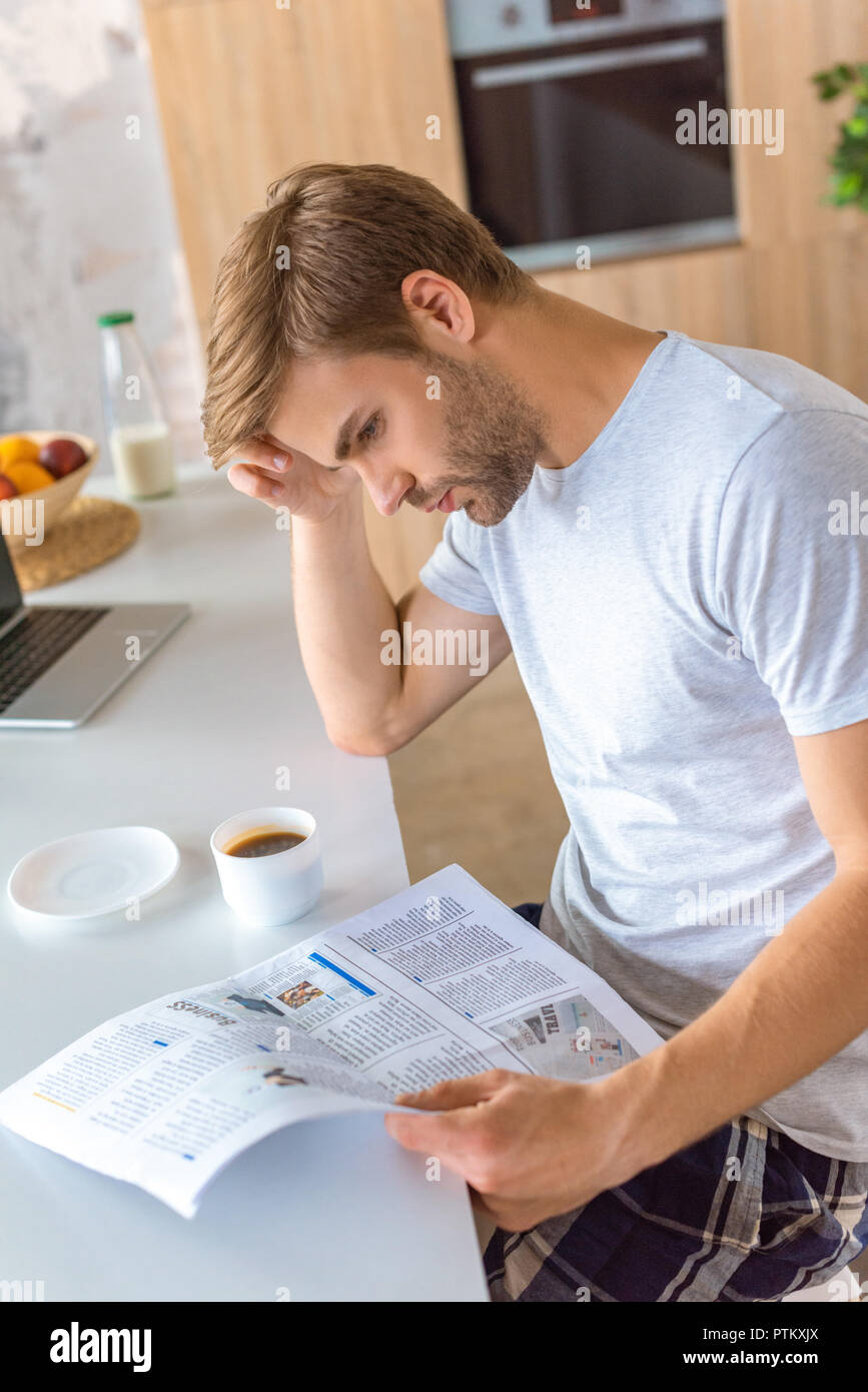 Man reading newspaper kitchen table hi-res stock photography and images ...