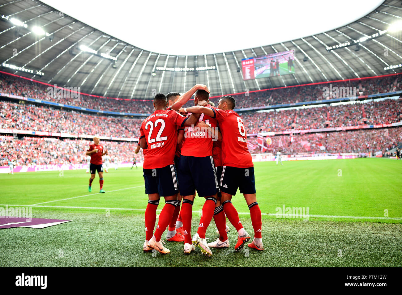 Football players embracing each other, goal celebrations, FC Bayern ...