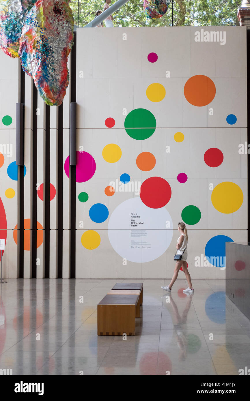 The interior of Auckland Art Gallery Stock Photo - Alamy