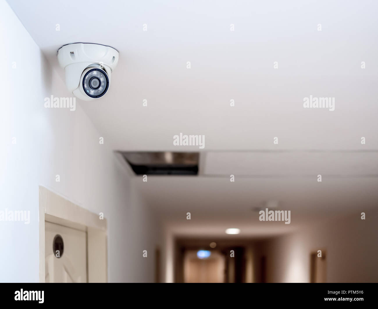 Cctv security camera on ceiling hi-res stock photography and images - Alamy