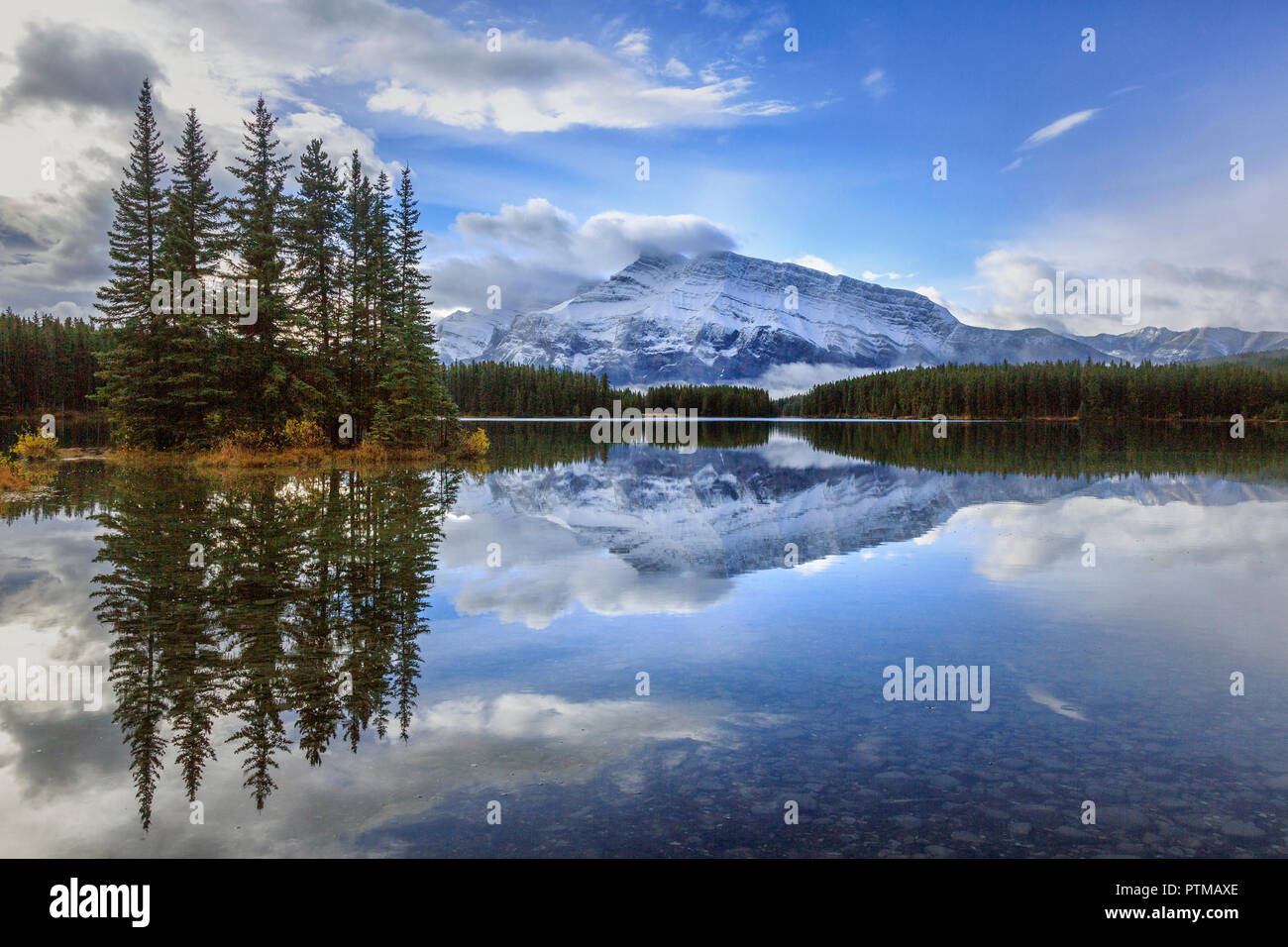 Two Jack Lake, Banff National Park, Alberta, Canada Stock Photo - Alamy