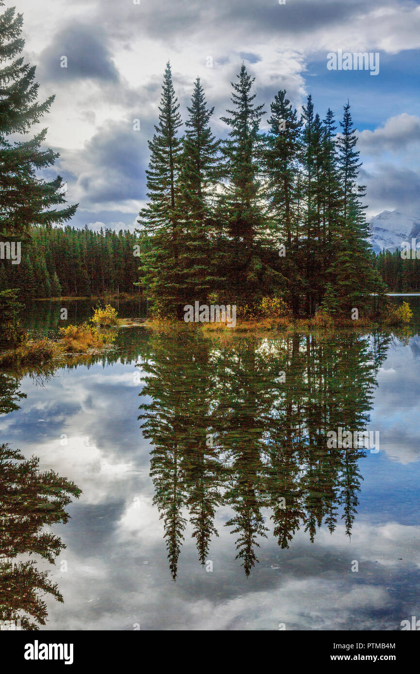 Two Jack Lake, Banff National Park, Alberta, Canada Stock Photo - Alamy