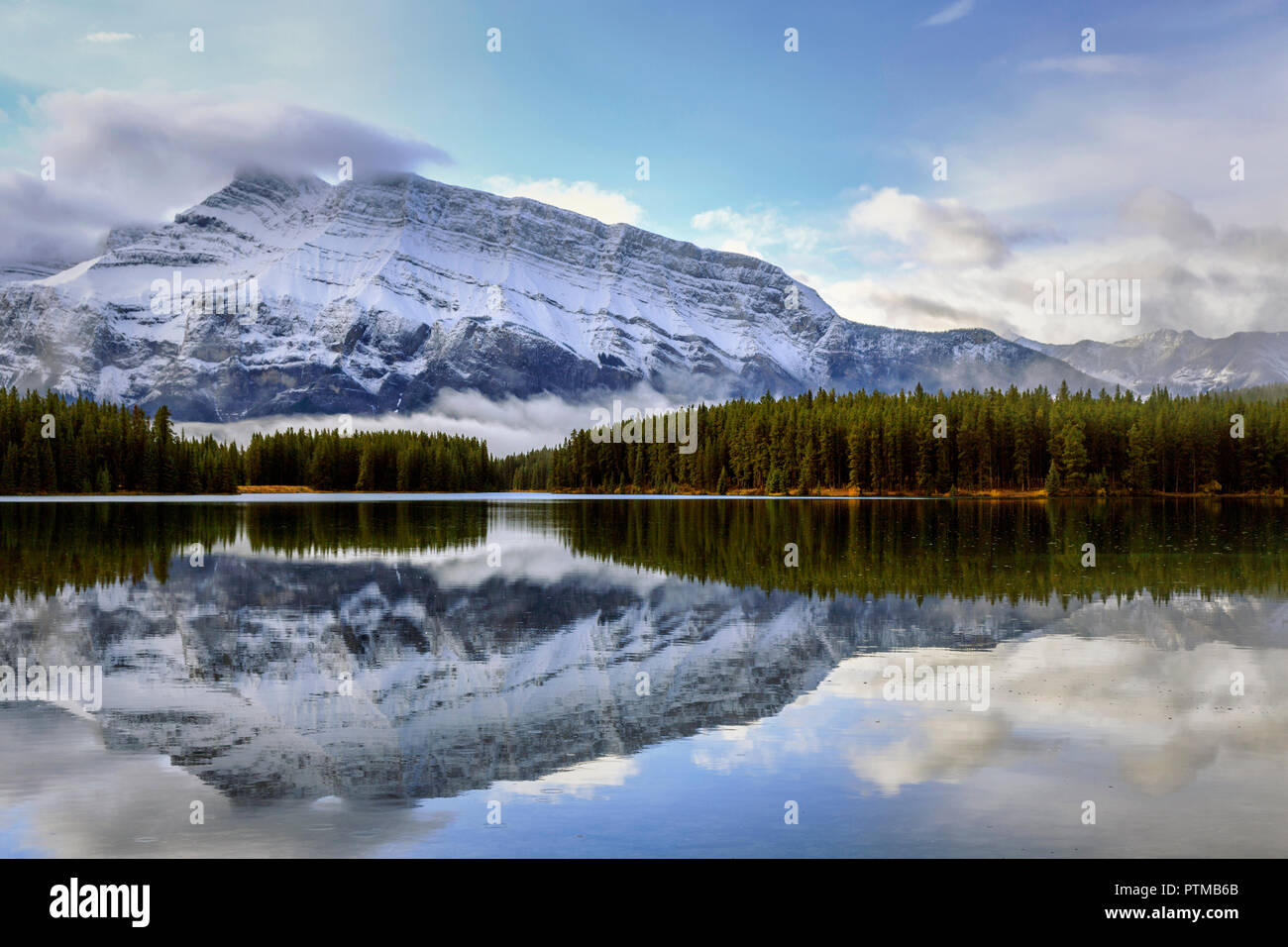 Two Jack Lake, Banff National Park, Alberta, Canada Stock Photo - Alamy