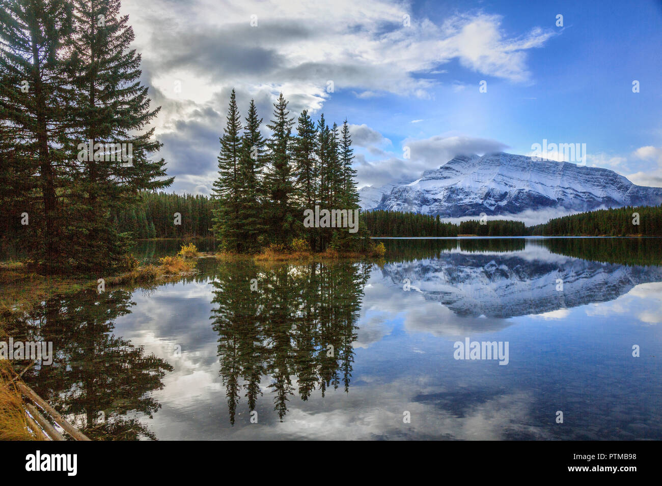 Two Jack Lake, Banff National Park, Alberta, Canada Stock Photo - Alamy