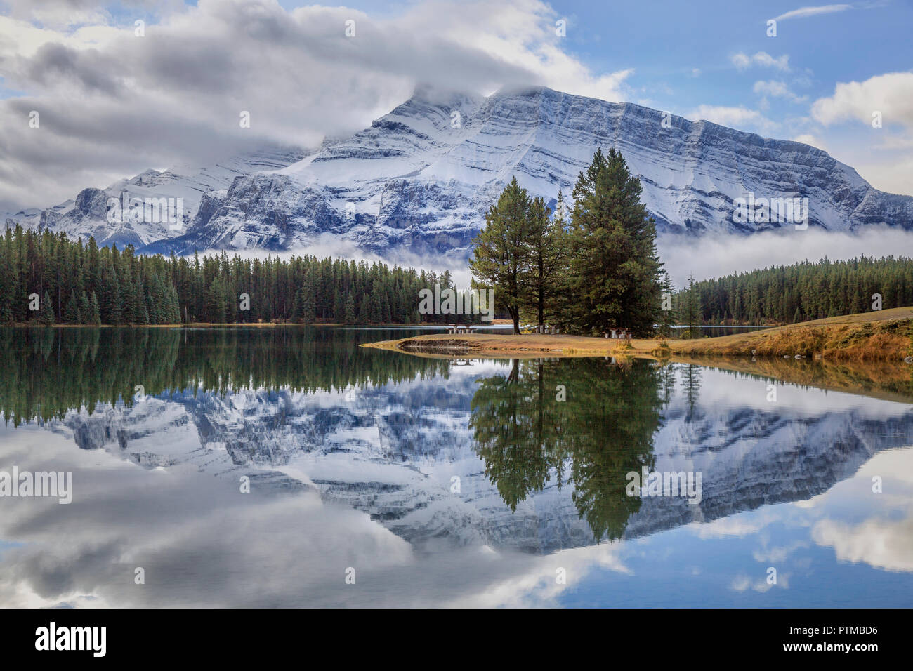 Two Jack Lake, Banff National Park, Alberta, Canada Stock Photo - Alamy