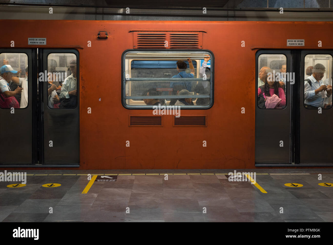 Mexico city metro subway hi-res stock photography and images - Alamy