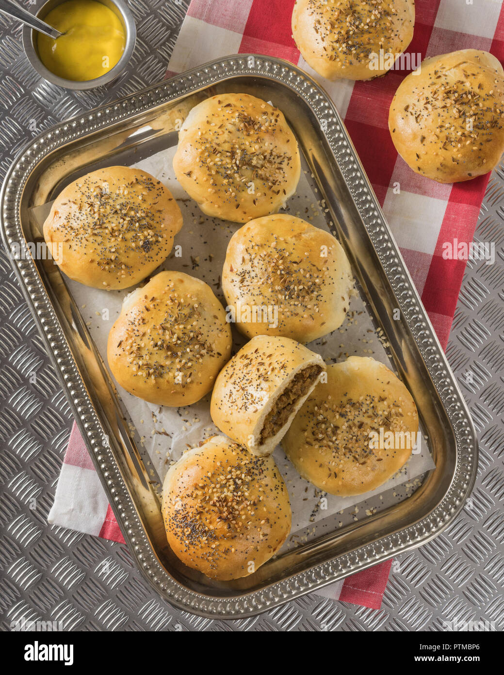 Buns with meat hi-res stock photography and images - Alamy