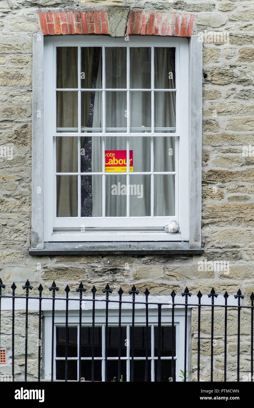Political posters in windows uk hi-res stock photography and images - Alamy