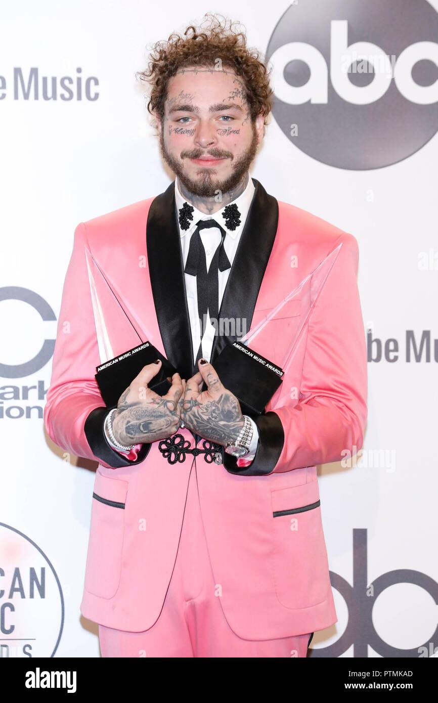 Los Angeles, USA. 9th Oct 2018. Post Malone poses in the press room of ...
