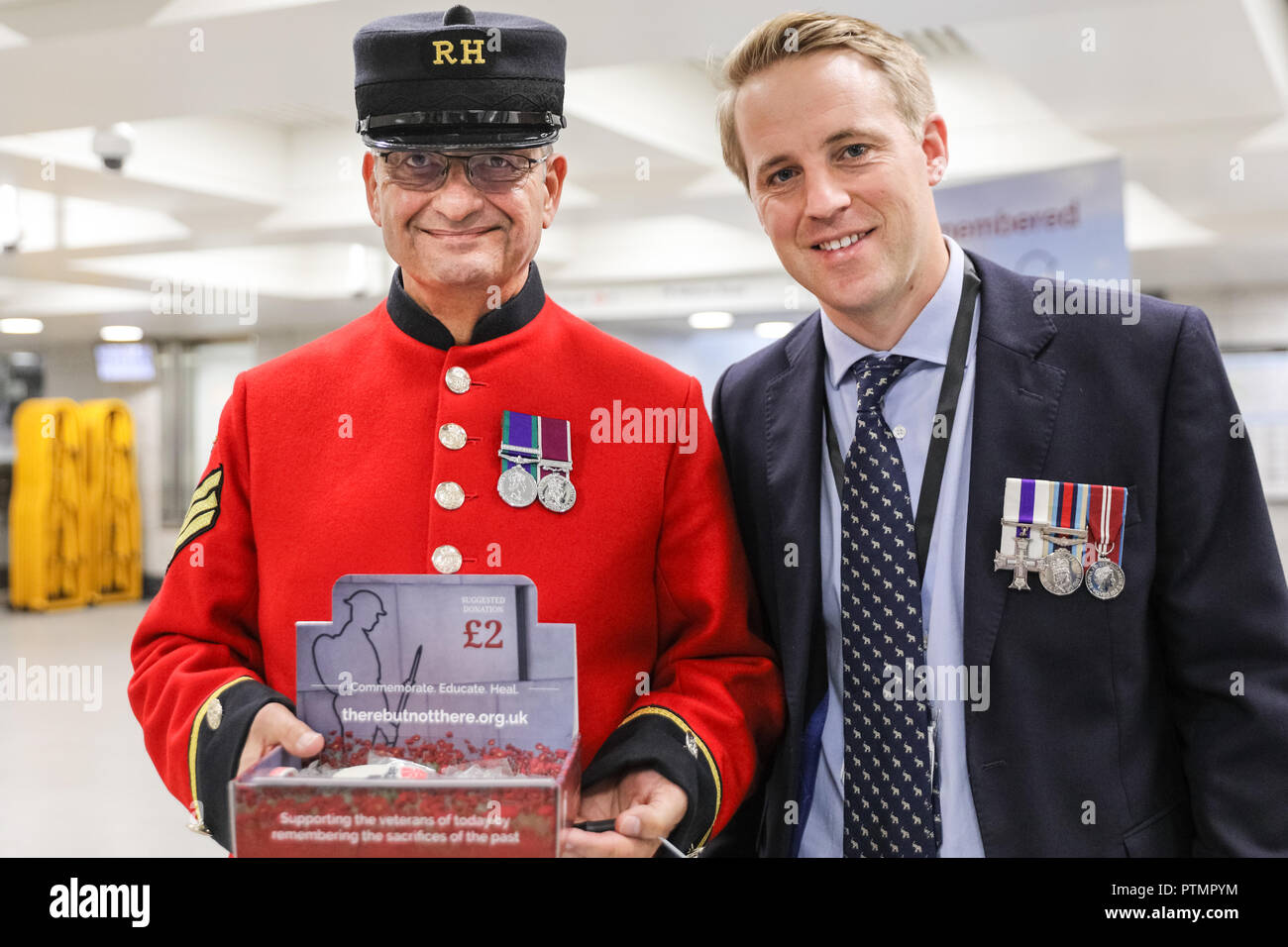 Victoria Station, London, 10th Oct 2018. A Chelsea Pensioner in his ...