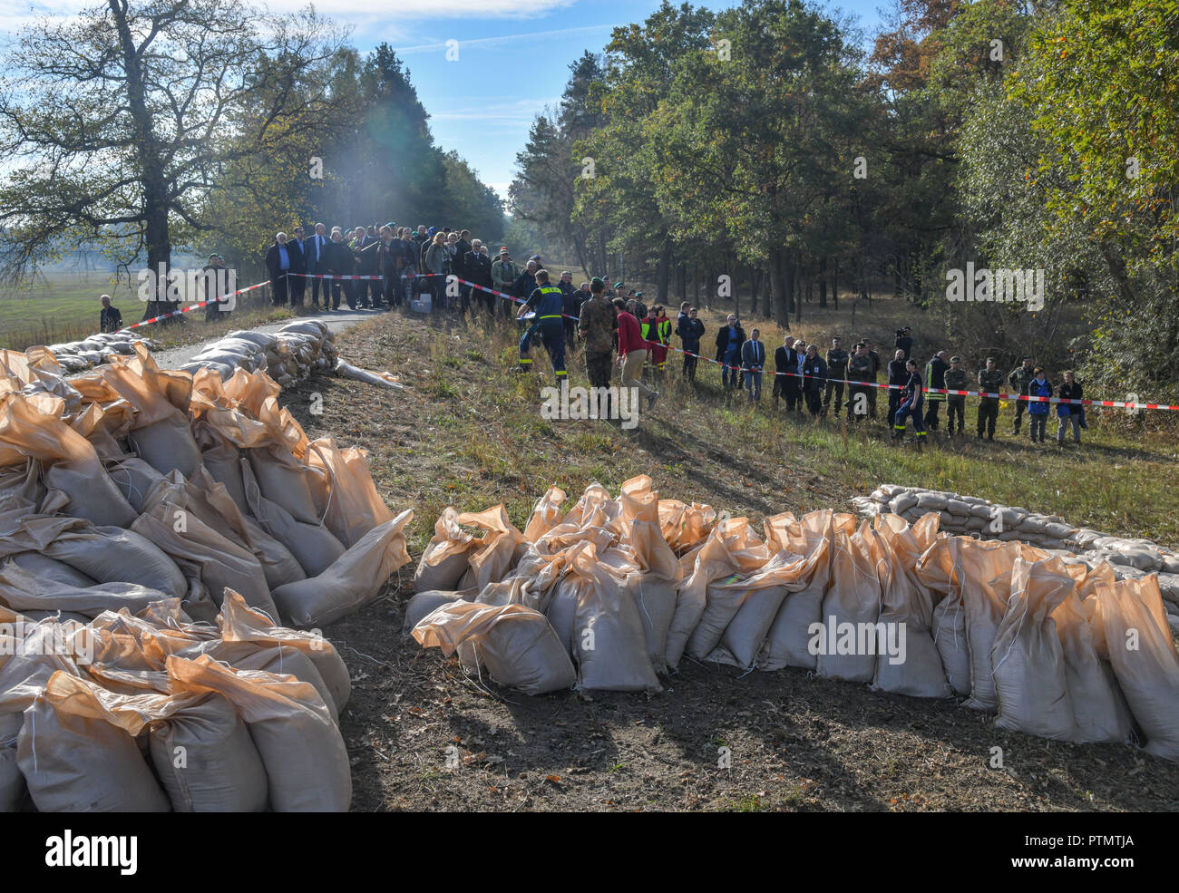 Guben, Brandenburg. 10th Oct, 2018. During the disaster control ...