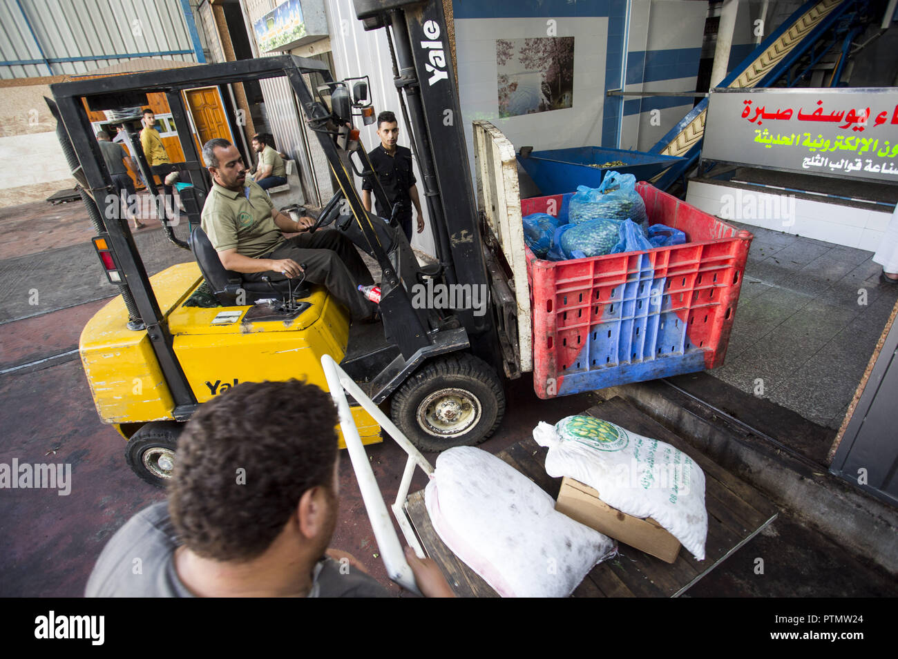 October 10, 2018 - Gaza City, The Gaza Strip, Palestine - Workers in ...