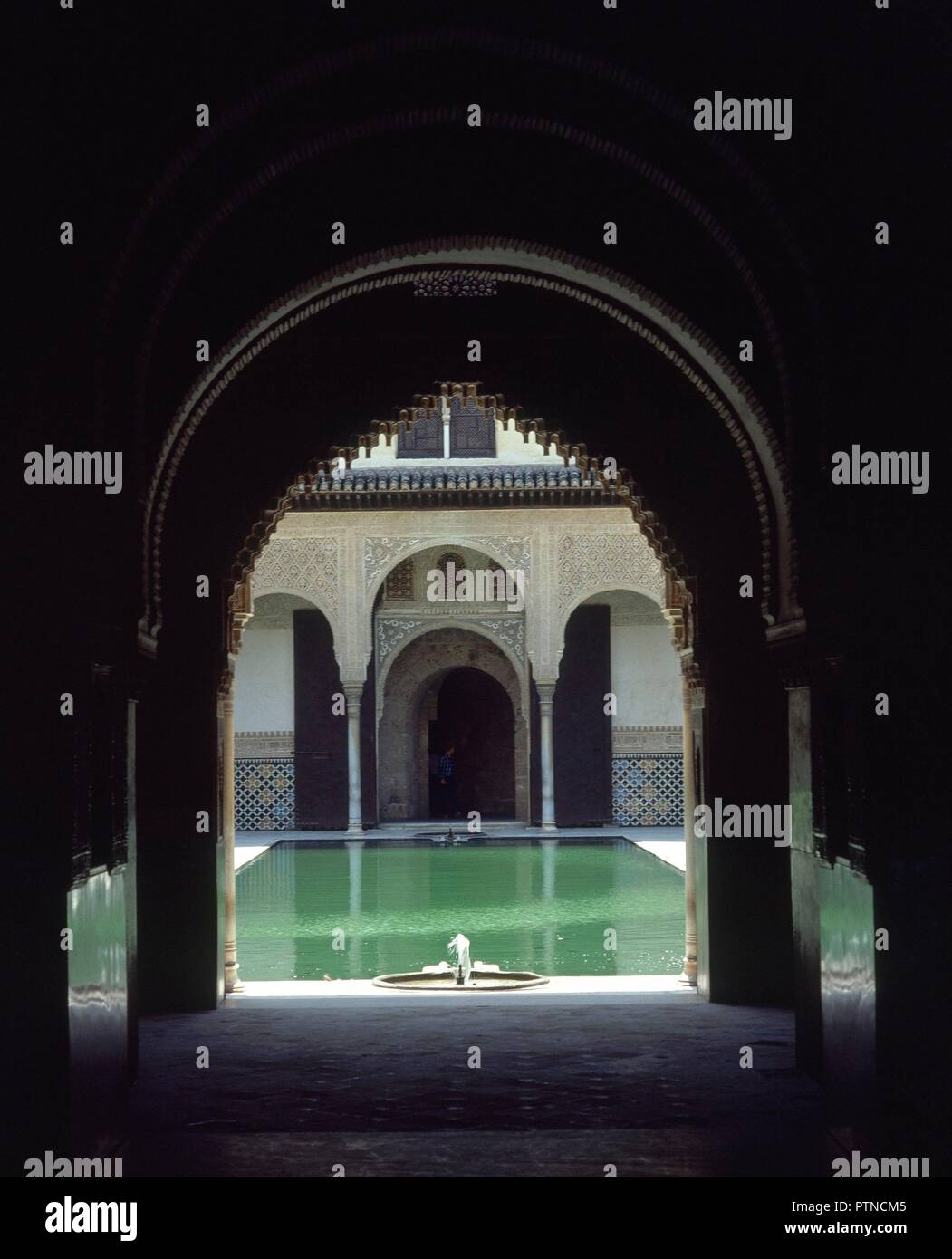 PATIO ARRAYANES - SALON DE COMARES AL FONDO. Location: ALHAMBRA-PATIO ...